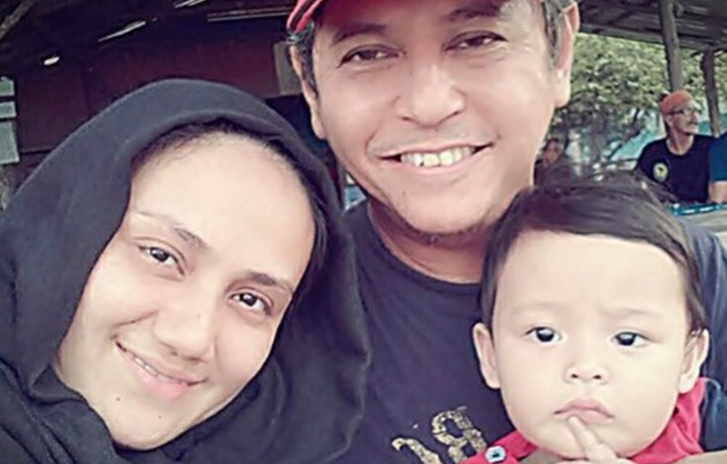 7 Gambar Bade Hj Azmi Bersama Isteri & Sepasang Anak Comel - Murai MY