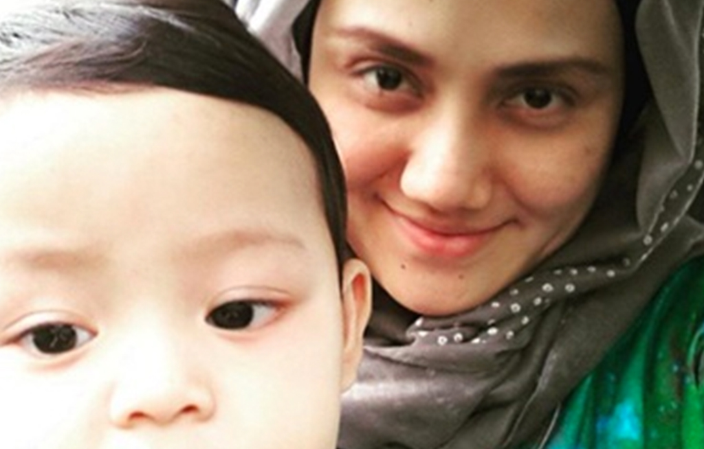 7 Gambar Bade Hj Azmi Bersama Isteri & Sepasang Anak Comel - Murai MY