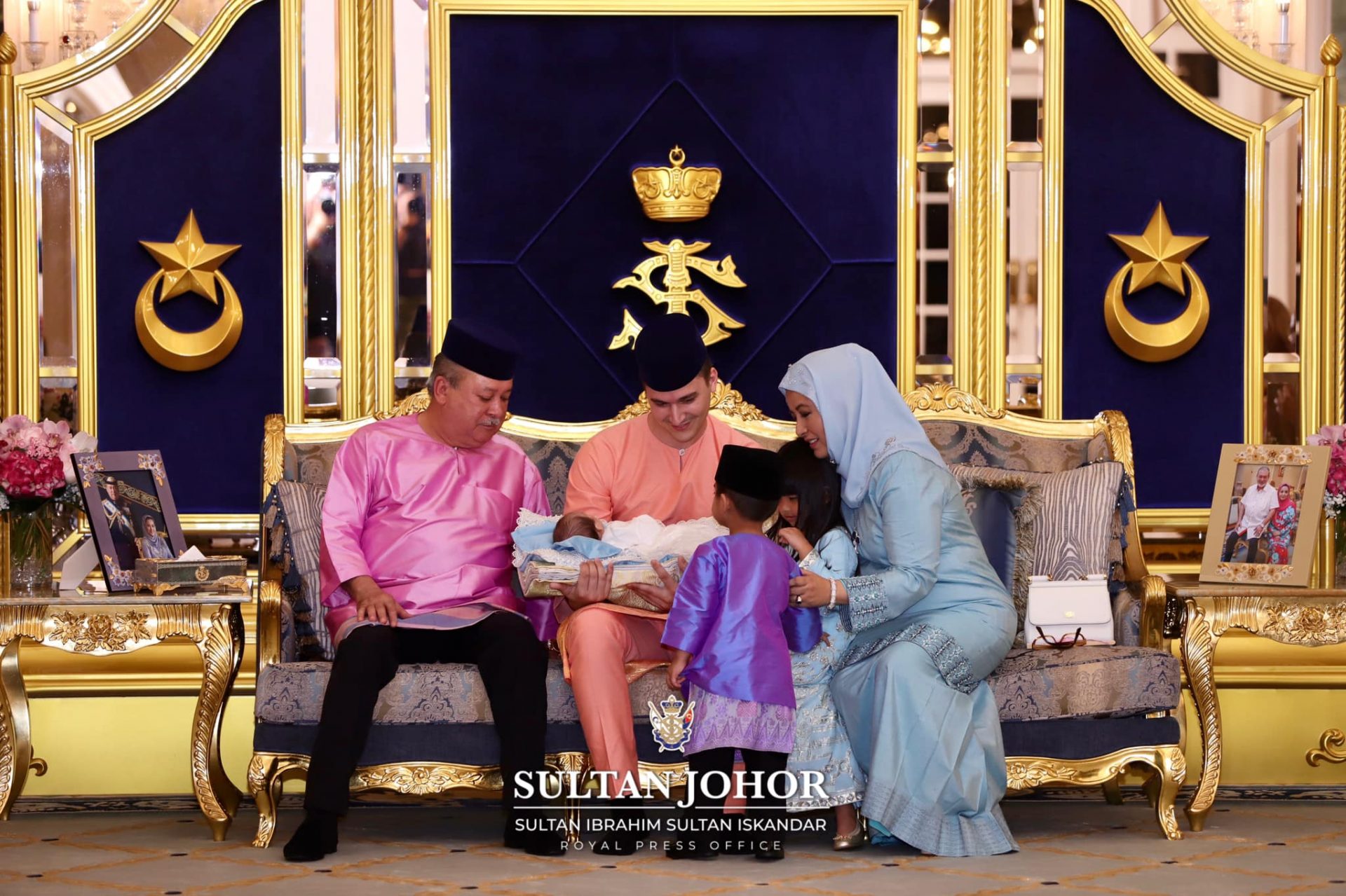 [GAMBAR] Majlis Cukur Jambul Anakanda Tunku Aminah & Dato' Dennis ...